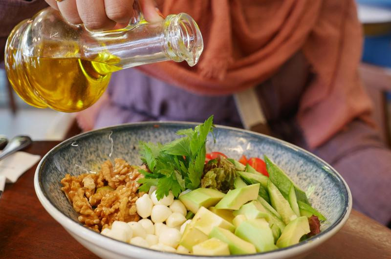 Dáváte nejdřív olej nebo ocet? Takhle si nevědomky kazíte každý salát ...